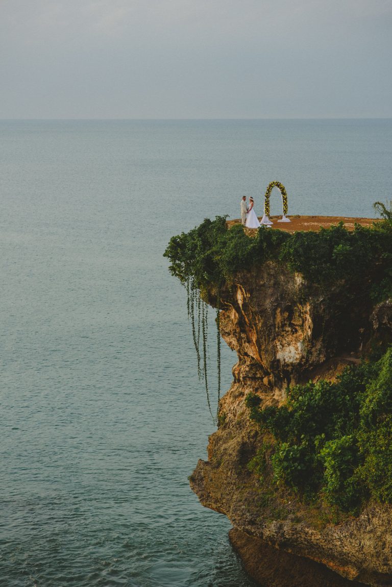 Bali Cliff Wedding // Mckayleigh & Brady Wedding by Kadek – Diktat ...